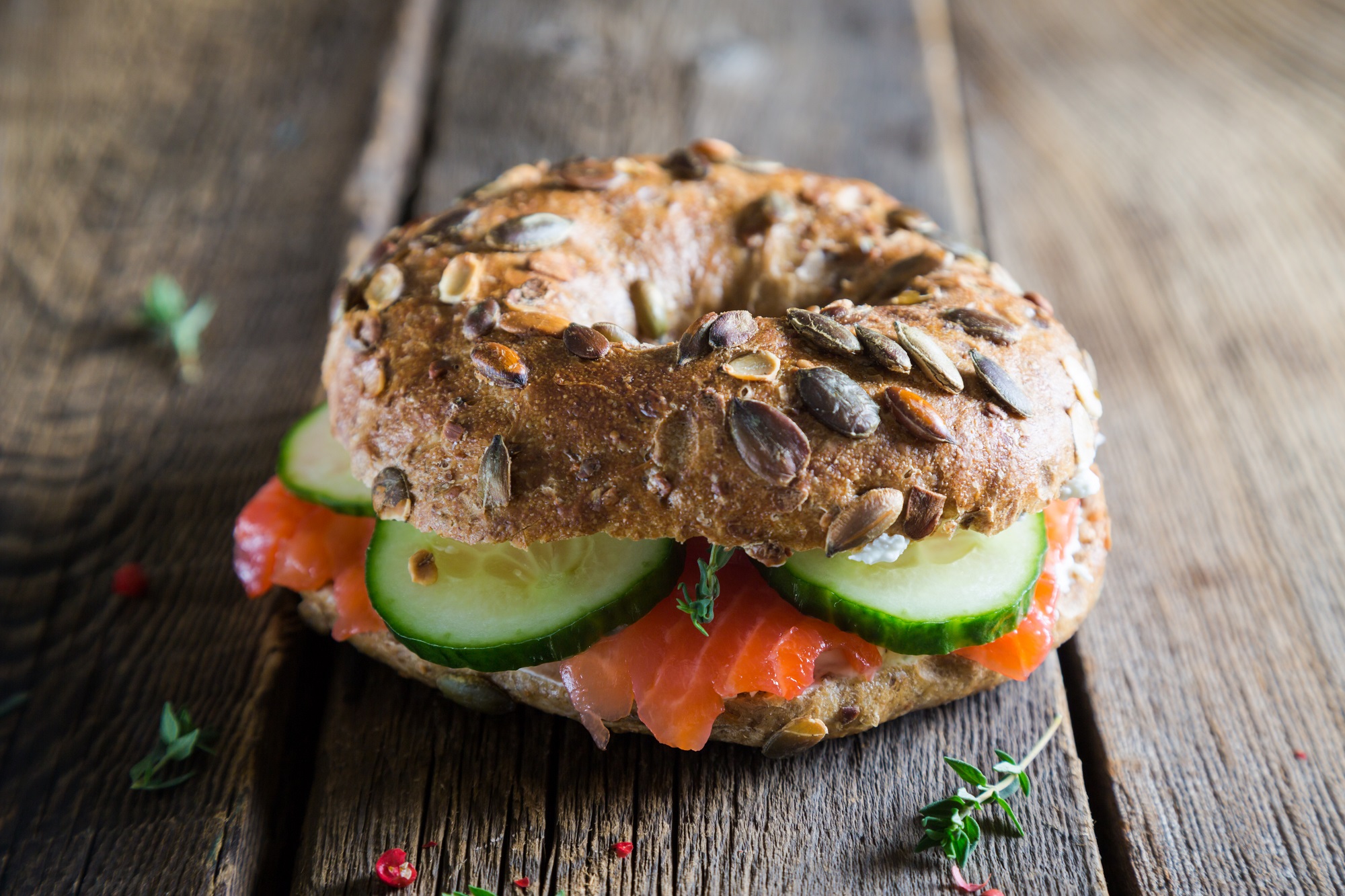 Bajgiel z camembert, łososiem i ogórkiem